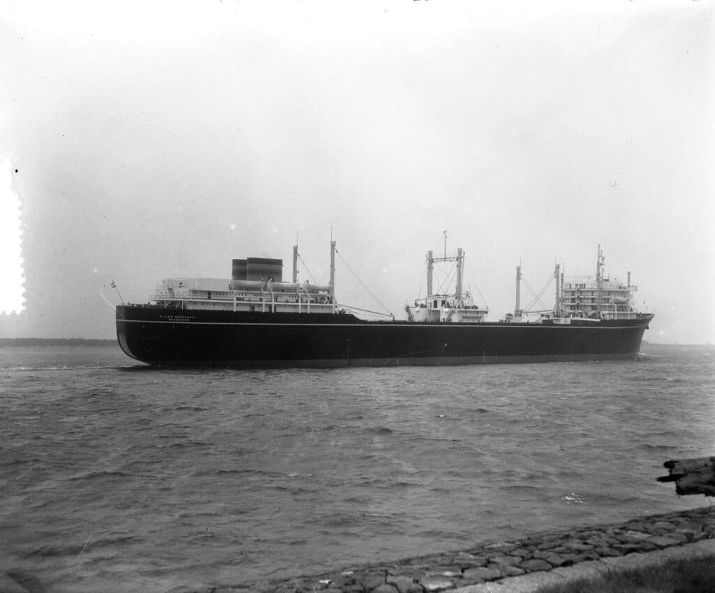 the low countries To Spitsbergen and Back: Four Centuries of Dutch ...